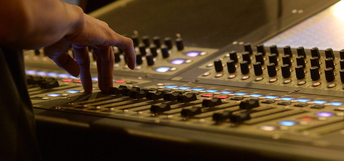 Analog vs Digital Audio Recording: What’s the Difference?
